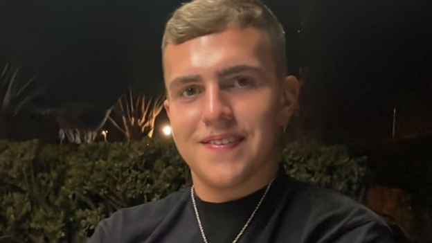 Coedely crash: Families pay tribute to teenagers killed - BBC News