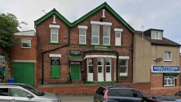 'Very chill': The changing face of working men's clubs - BBC News