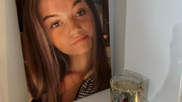 'A seatbelt would have saved Phoebe's life' - BBC News