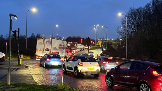 Portbury docks: Delays on M5 clear after farmer demo near J19 - BBC News