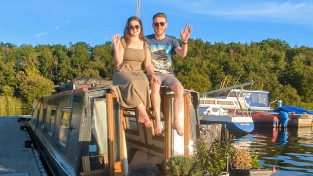 Living off-grid: The homes that run without mains electricity - BBC News
