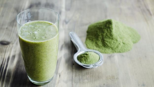 Can bright green 'super powders' really make you healthy? - BBC News