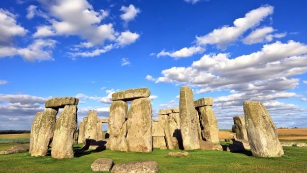 Humans took boulders from Wales to Stonehenge, study finds - BBC News