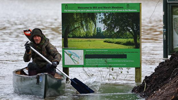 Hackney Wick: Homes and businesses ruined by floodwater - BBC News