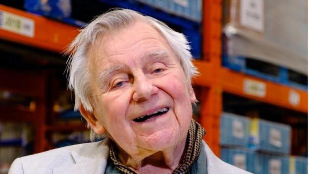 West Somerset tea merchant who worked into his 90s remembered - BBC News