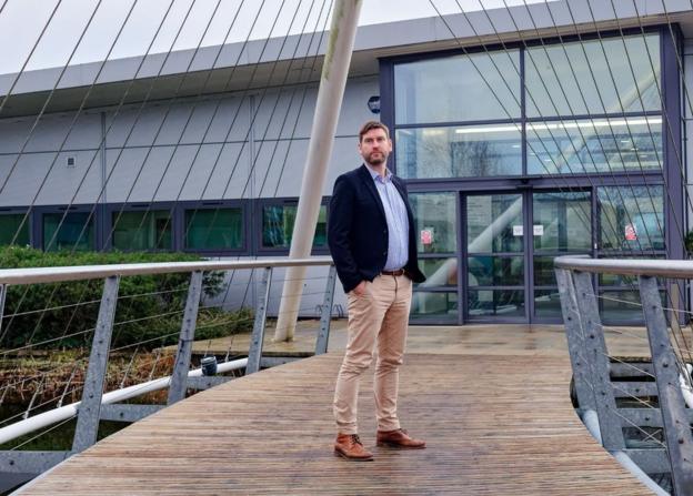 The bomb-hunters scouring UK waters for unexploded weapons - BBC News