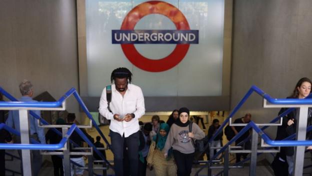 London Underground journeys surpass 4m in one day - BBC News