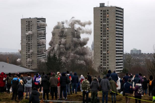 Glasgow tower blocks demolished by controlled explosions - BBC News