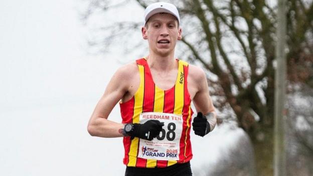 Norfolk runner qualifies to run at the front of London Marathon - BBC News