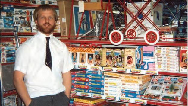 Entertainer founder hands over toy shop chain to staff - BBC News