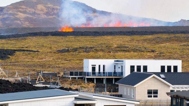 Iceland volcano: Residents evacuated as lava spews out - BBC News