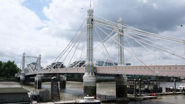 Albert Bridge closes to traffic as 'precaution' after inspection - BBC News