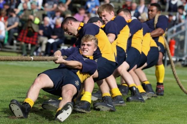 Thousands flock to annual Braemar Gathering - BBC News