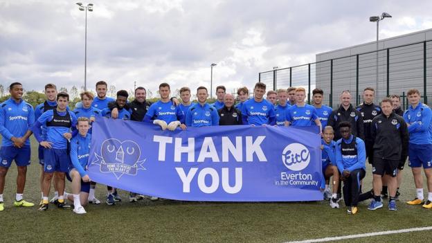 Everton's under-23 squad help buy house for homeless - BBC News