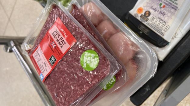 Sainsbury's defends vac-pack mince after complaints - BBC News