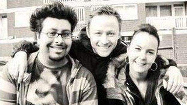 Actor Omar Raza racially assaulted 'after Paris attacks' - BBC News