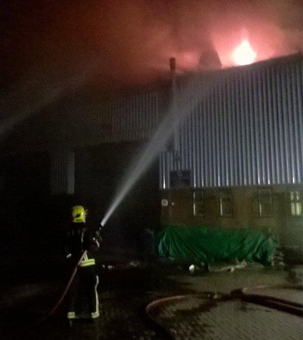 Battersea industrial estate hit by major fire - BBC News