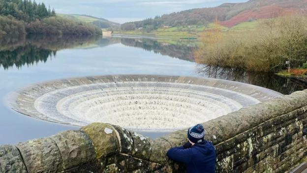 Ruins of 'lost church' exposed at Ladybower Reservoir - BBC News