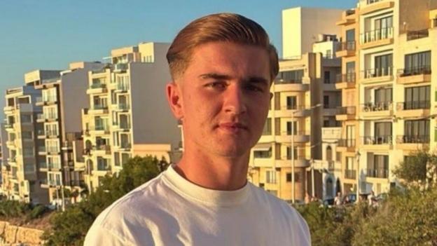 Tributes to former football player who died in Oxted car crash - BBC News