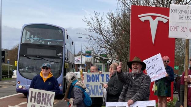 'Tesla takedown' protesters urge boycott of Elon Musk's cars - BBC News