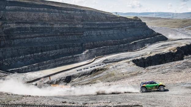 In pictures: Electric rally at old Glenmuckloch coal mine - BBC News