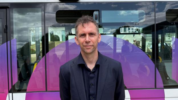 Free driverless bus trial starts in Cambridge - BBC News