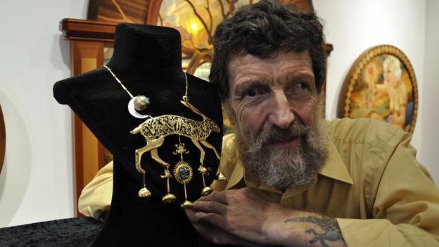 Masquerade: How a real-life treasure hunt obsessed a nation - BBC News