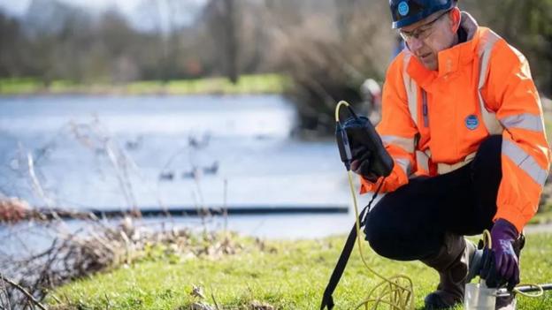 Thames Water's online tool to report blocked sewers and flooding - BBC News