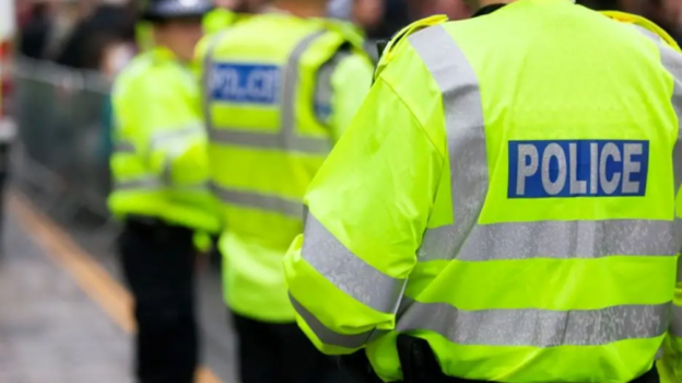 Police go to Marsh Farm in Luton after reports of shots fired - BBC News