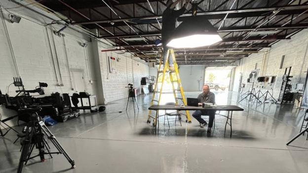 The tech flaw that lets hackers control surveillance cameras - BBC News