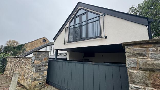 Peter's Pies heir Dylan Thomas guilty of Cardiff murder - BBC News