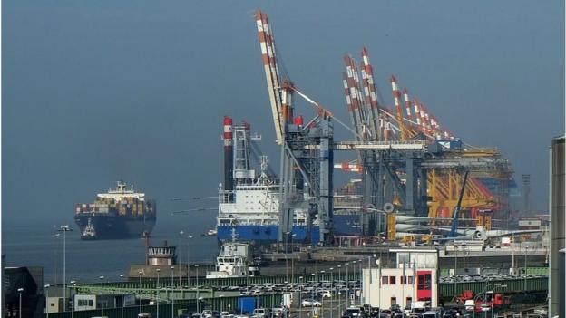 German trade surplus hits record high - BBC News