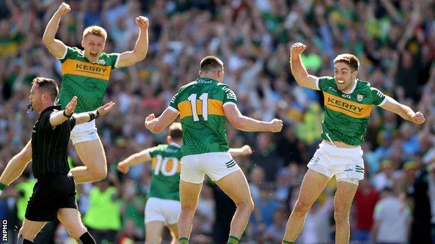 Dublin 1-13 Kerry 1-14: Sean O'Shea's huge last-kick free earns Kingdom ...