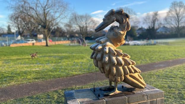 Dunstable Swan Jewel made into a statue - BBC News