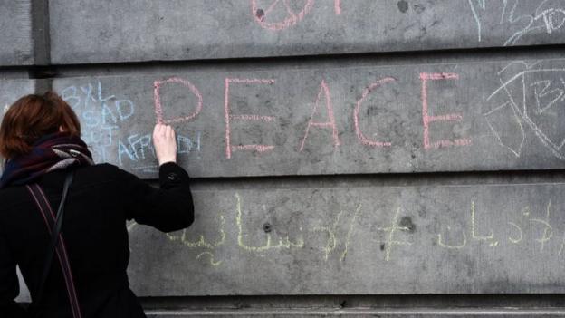 In pictures: Tributes to Brussels victims - BBC News