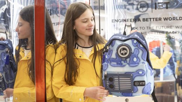 Pollution-battling backpack wins design competition - BBC News