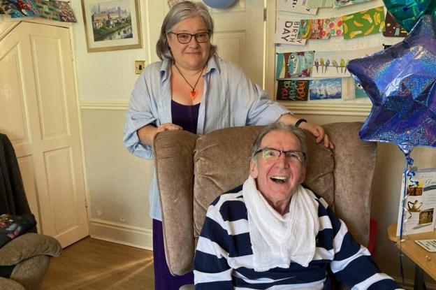 Droitwich man with MND waited 11 hours for ambulance - BBC News