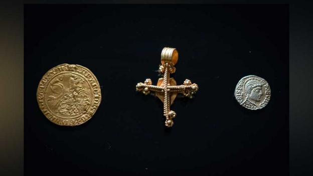 Medieval gold cross found by Norwich detectorist for sale - BBC News