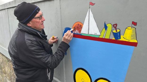 The man tackling graffiti by creating murals - BBC News