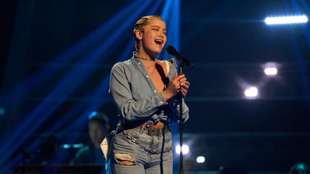 The Voice: Contestant's music 'tells a 21st century journey' - BBC News