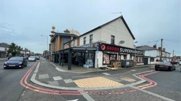 Reading shop fined by courts over unauthorised extension - BBC News