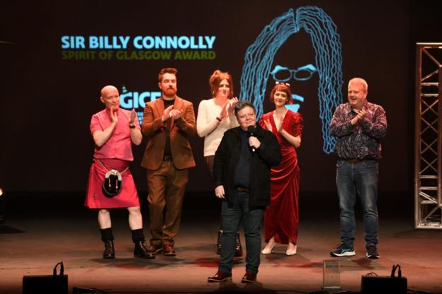 Susie McCabe wins Glasgow comedy award honouring Billy Connolly - BBC News