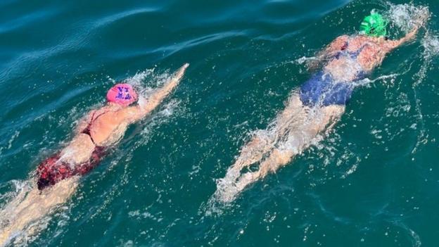 Henley Mermaid set for non-stop Manhattan Island night swim - BBC News