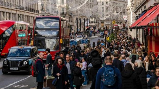 Regent Street goes traffic-free for Christmas 'festive mile' - BBC News