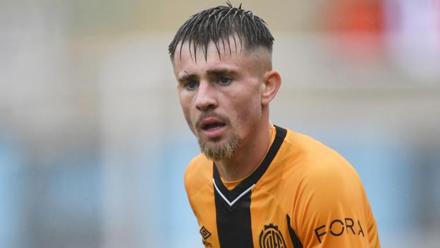 Ben Knight: Cambridge United midfielder extends contract - BBC Sport
