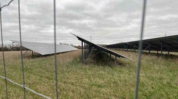Plan for new Herefordshire solar farm clears early hurdle - BBC News
