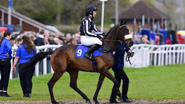 Hollie Doyle: Jockey rides 1,000th winner with Goodwood success - BBC Sport