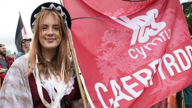 Carmarthen: Thousands join Yes Cymru Welsh independence march - BBC News