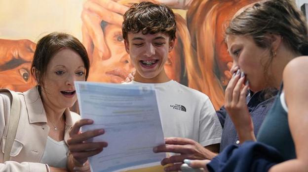 Top-grade unis soak up students, Ucas data shows - BBC News