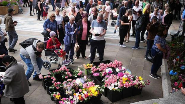 Southport's Britain in Bloom win shows 'power of gardening' - BBC News